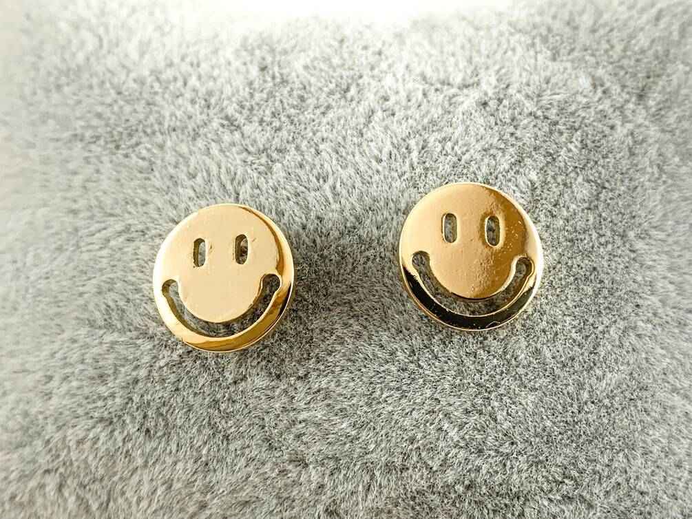 14k gold smiley face stud earrings