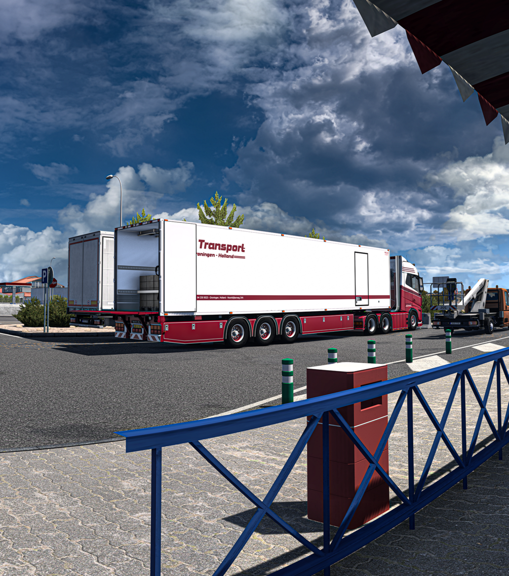 Lamberet Trailer (with openable lift and cargo)