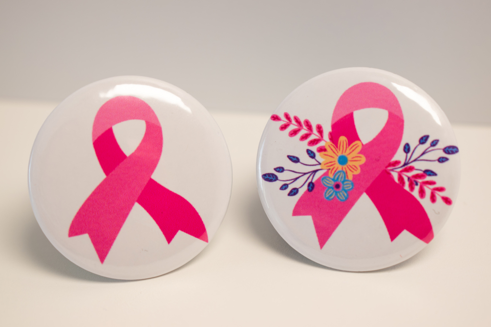 Chapa. Button pin. Lazo rosa cáncer de mama. Pink ribbon breast cancer ...