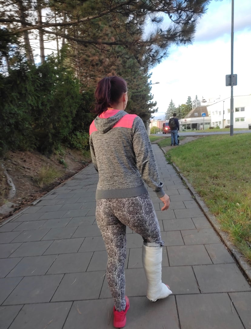 Woman sightings Slwc without crutches