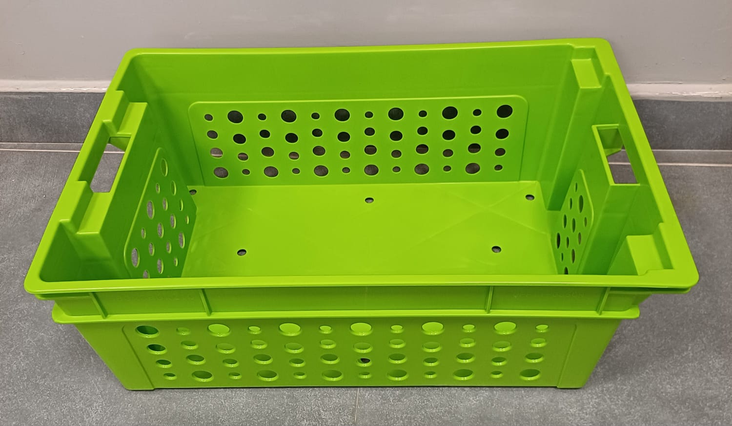 Benefits and Features of Solid Stackable Perforated Crates