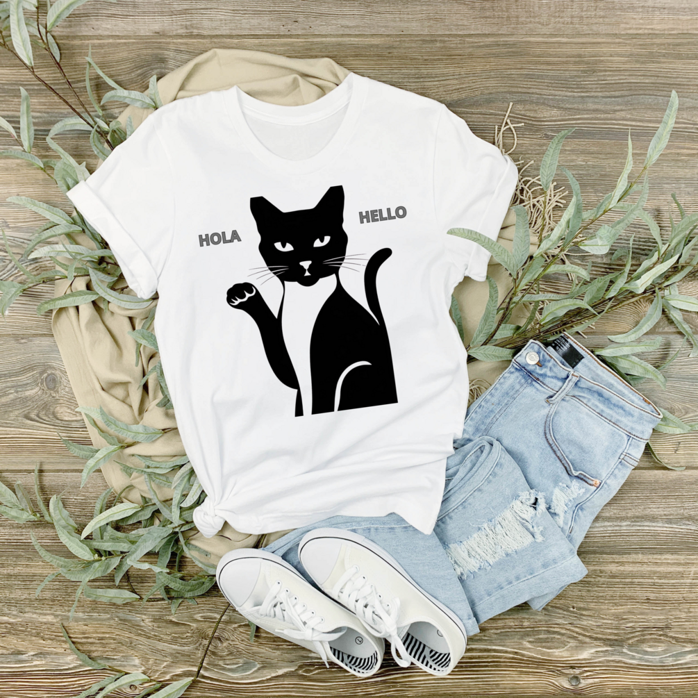 "Gato Saludando: Encanto Felino"