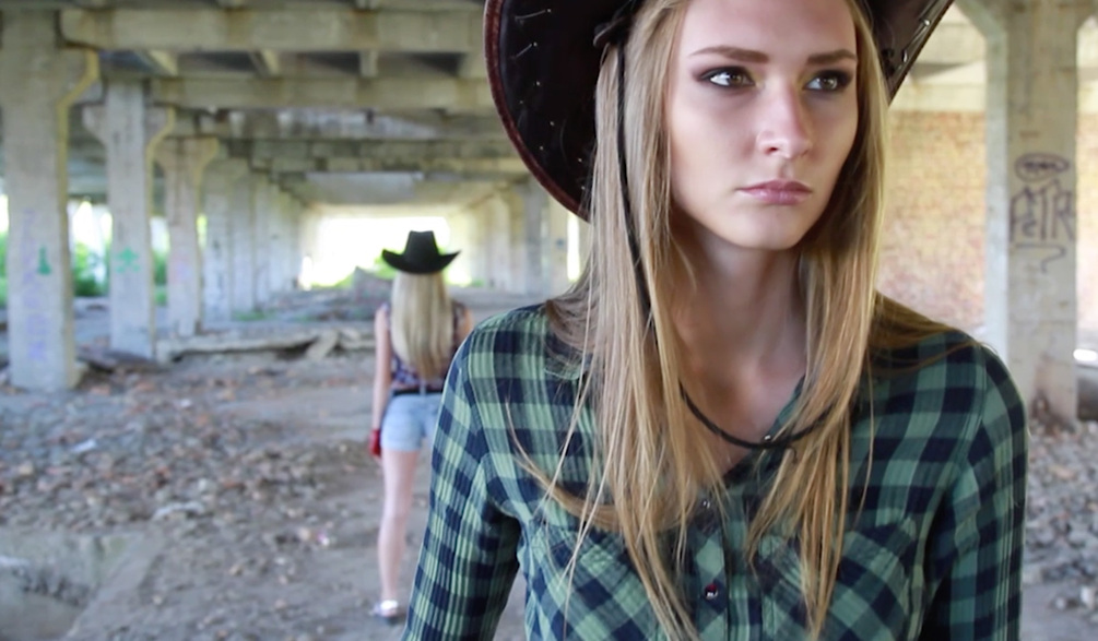 HD Video - Fantasy cowgirl gunfight – Stella vs Amelie – 4:00