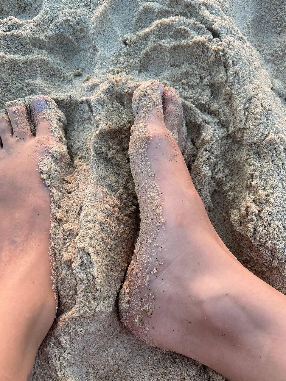Feet pack: with sand