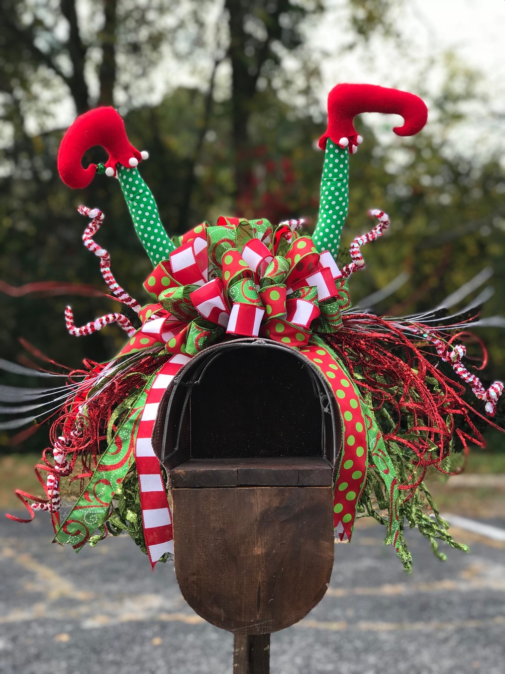 Elf Leg Mailbox Topper Tutorial
