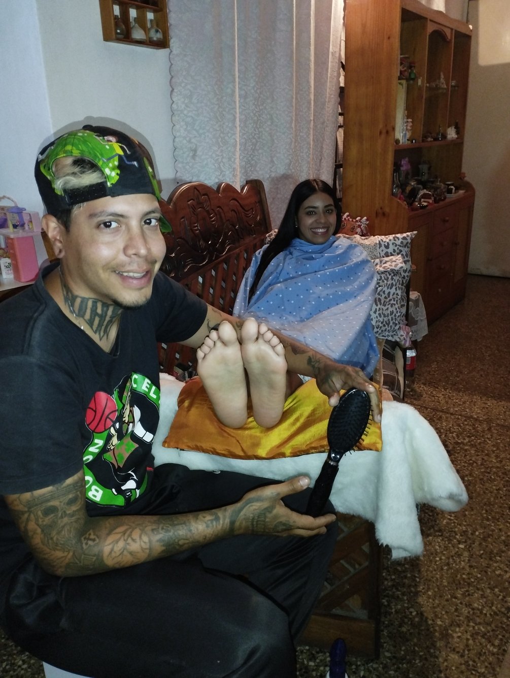 Jessi gets her sole tickled by Julio's hand