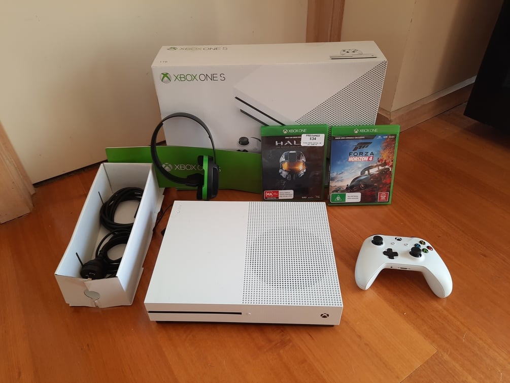 Xbox One plus 2 Games & Headset
