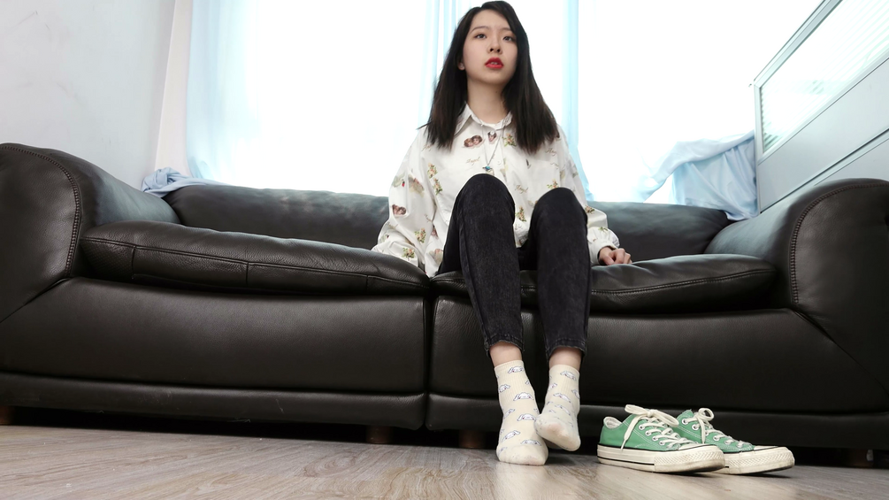 No.035-The first love girl YIYI shows her feet up close [239P-457M 720P]